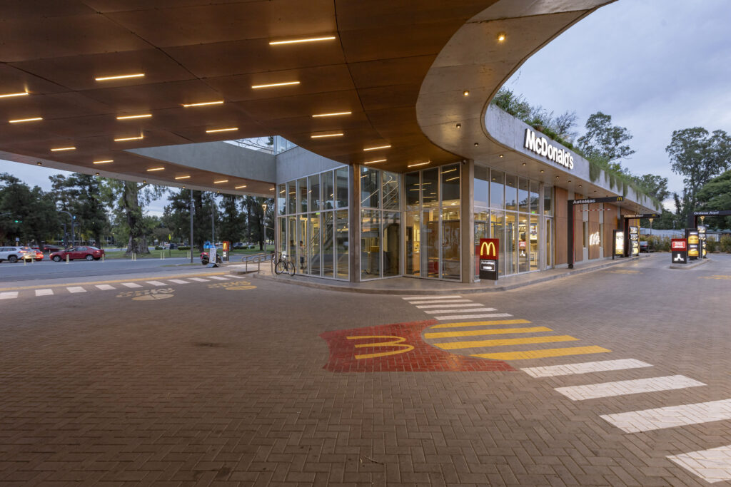 Proyecto Revestimiento Parklex Prodema en MC Donalds Rosario • Hunter ...