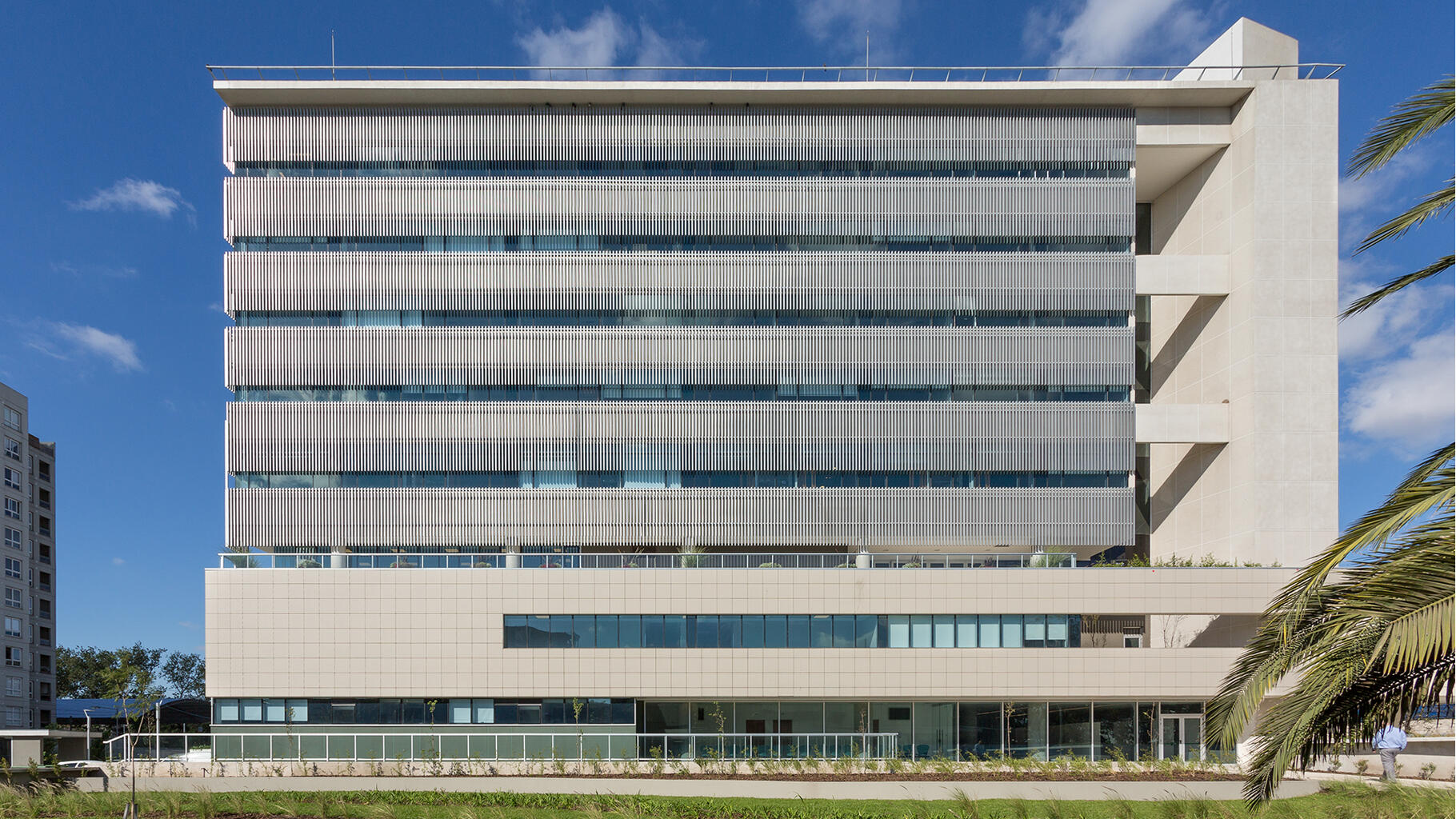 Edificio Sanatorio UPCN San Martin con QuadroBrise • Hunter Douglas Argentina